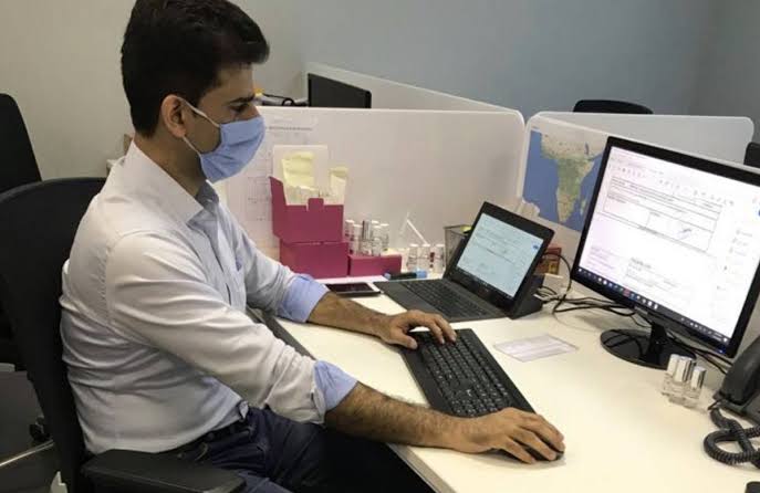 Reopening responsibly: Dubai office-goers back to work with masks on ...